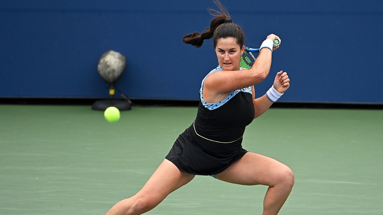 Iga Swiatek defeats American qualifier Jamie Loeb in Round 1 of US Open ...