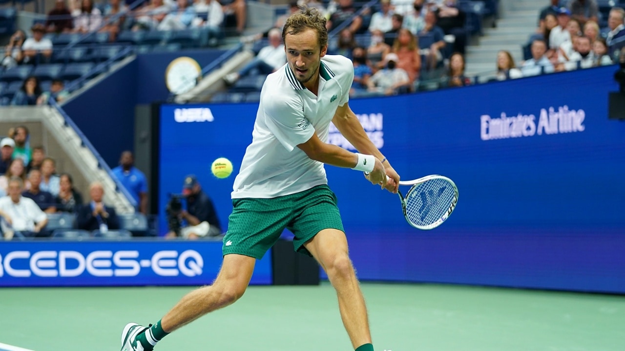 Photos: Daniil Medvedev vs. Daniel Evans on Day 7 at the 2021 US Open ...