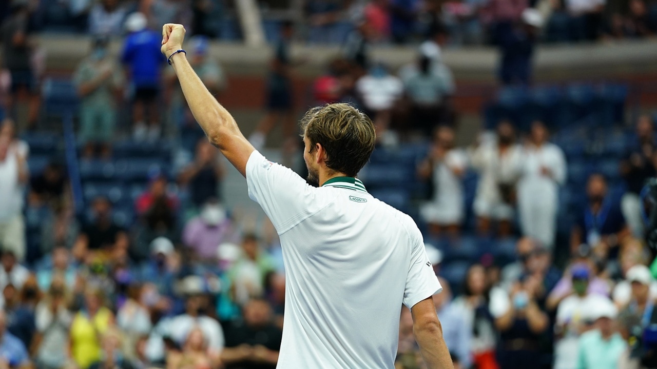 Photos: Daniil Medvedev vs. Daniel Evans on Day 7 at the 2021 US Open ...