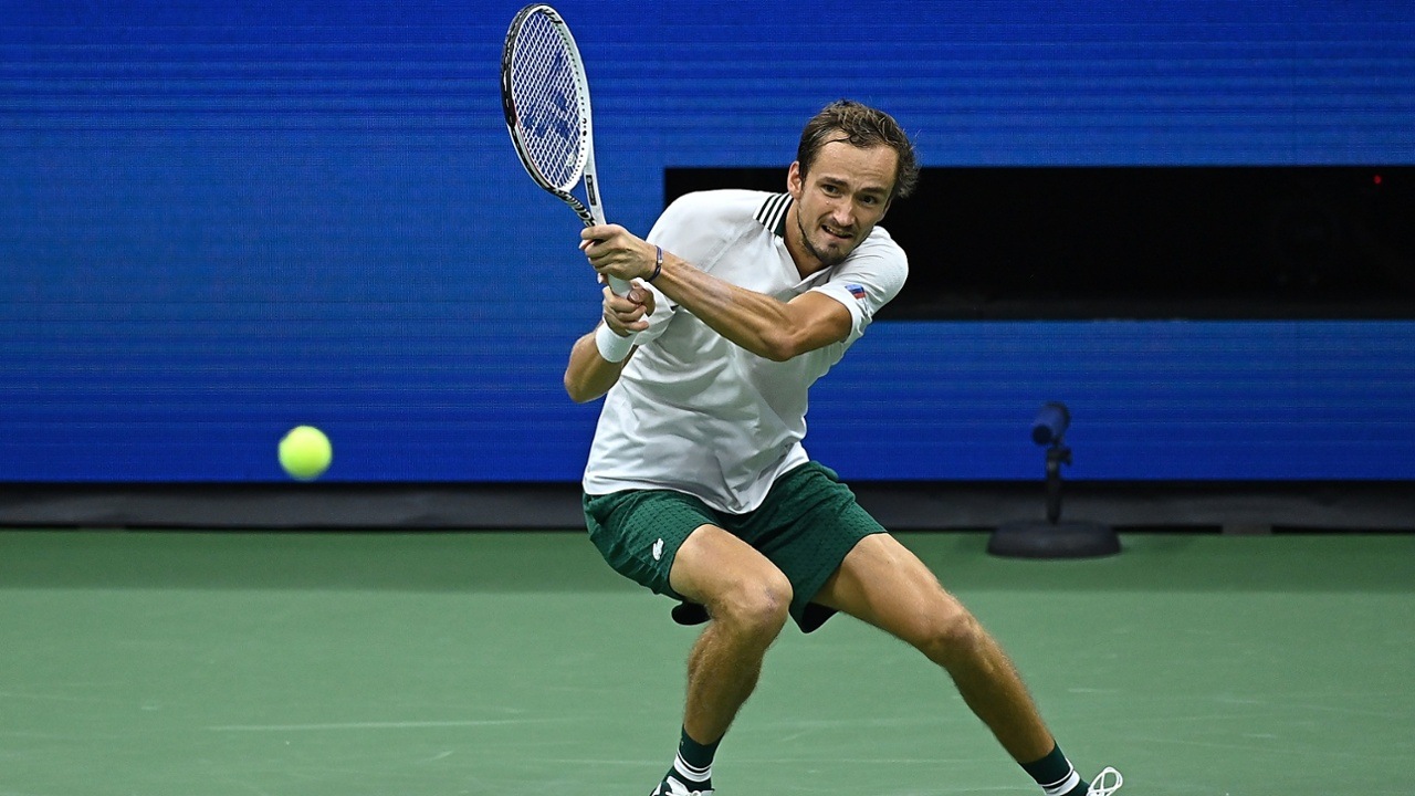 Photos: Daniil Medvedev vs. Daniel Evans on Day 7 at the 2021 US Open ...