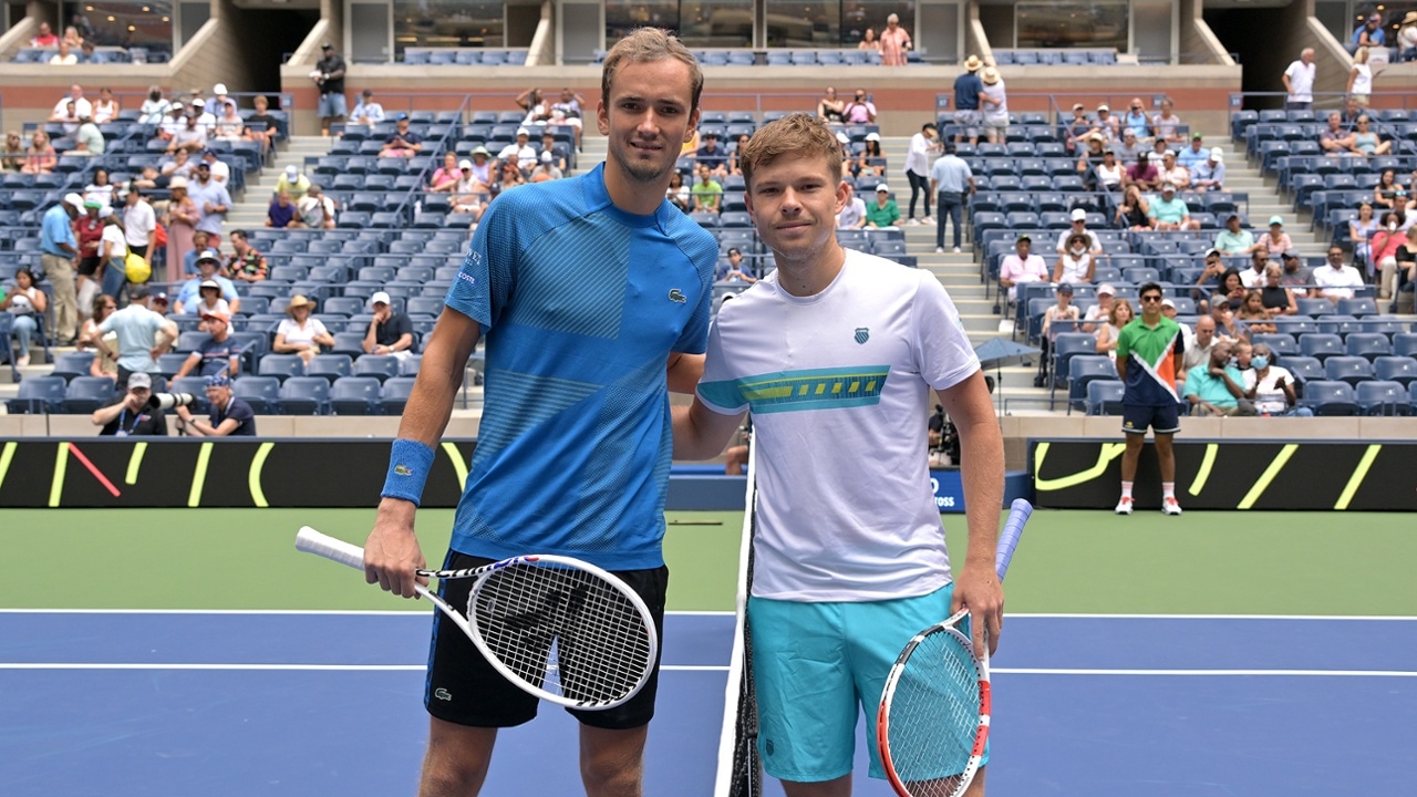 Photos: Daniil Medvedev vs. Stefan Kozlov, 2022 US Open first round ...